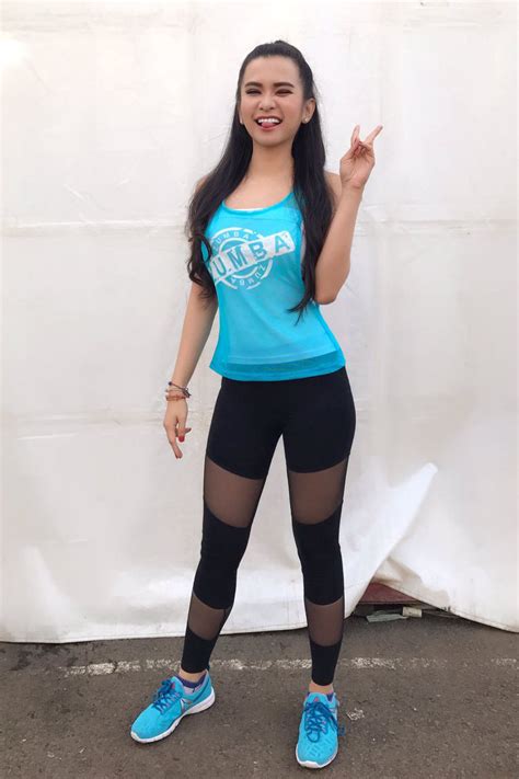 Presenter Seksi Maria Vania Dengan Legging Dan Tanktop Sedang Fitness Dzargon