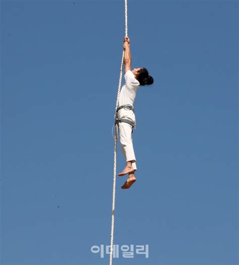 [포토]서커스 캬바레 아찔한 외줄타기