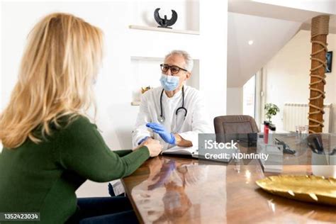 얼굴 에 대한 보호 마스크와 보호 장갑을 가진 심리학자 의사는 고위 여성 스톡 사진과 이야기 2명에 대한 스톡 사진 및 기타