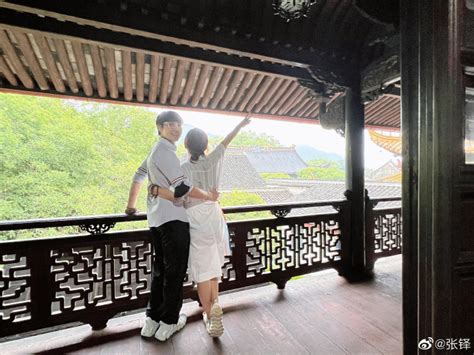 陳松伶獲老公甜賀53歲生日！張鐸送大束玫瑰冧妻 夫妻合照看不出年齡差 星島日報