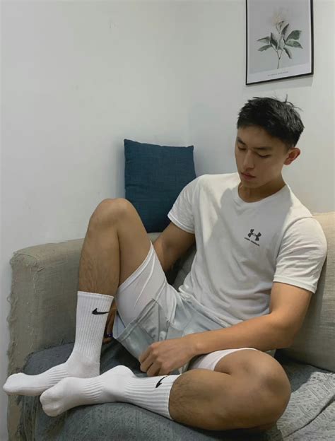 黑皮帅哥穿白袜 肌肉的线条特别性感