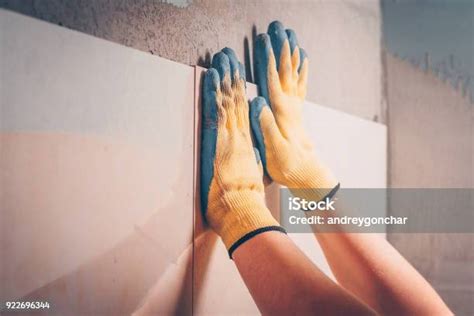 작업 Tiler 타일 벽에 손에 산만된 기와 마무리의 기술에 의해 갓 붙어 타일의 위치를 조정 Diy에 대한 스톡 사진 및 기타 이미지 Istock