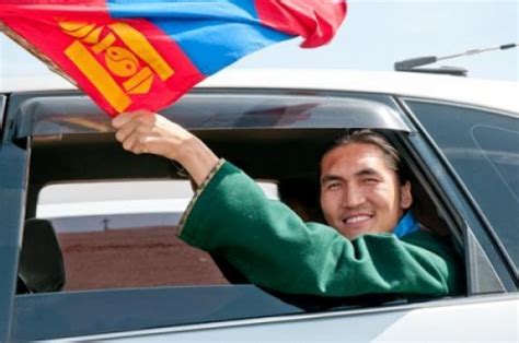 Амай хар тамхи хэрэглэсэн хадгалсан хэргээр шалгагдаж байна E Mn