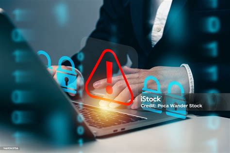 사업가 또는 프로그래머는 알림 오류 및 유지 관리 개념에 대한 삼각형 주의 경고 표시 코딩 암호화 해커 범죄 바이러스가 있는