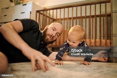 가족 어린이 아버지는 침실에서 아기 아들과 함께 놀고 있습니다 아이들 사랑 그리고 한 젊은이가 집 바닥에서 갓난아기와 함께 즐거운 시간을 보내고 있다 18 23 개월에 대한