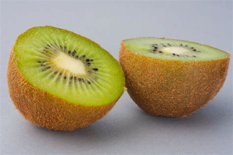 Voici Pourquoi Il Est Mieux De Manger Un Kiwi Avec La Peau As Truc