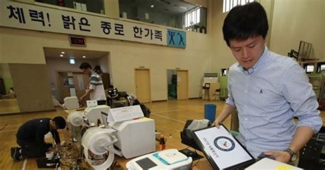 투표용품 정리하는 선거사무원들