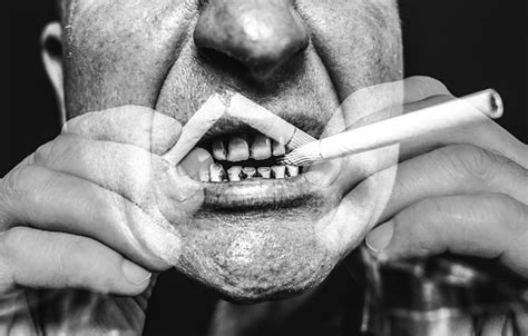 남자의 입에 담배 플라크 치아 충치와 파라돈증 흡연은 치아 부패 문제와 나쁜 미소를 유발합니다 치과 의사 치료 개념 해로운 습관 25 29세에 대한 스톡 사진 및 기타