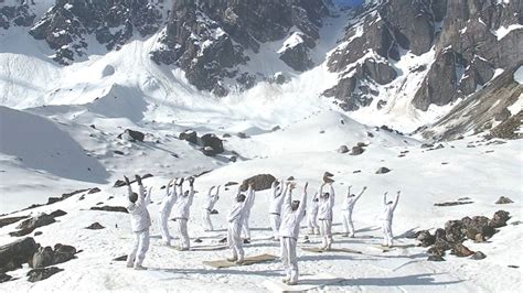 International Yoga Day राजनाथ सिंह ने Ins विक्रांत पर किया योग देखें योग करते जवानों की
