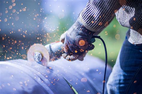 그라인더 톱으로 작업하는 남자는 도구에 대한보기를 닫습니다 전기 톱과 불꽃이있는 작업자의 손 그라인더로 금속을 절단하는 작업자 각도에 대한 스톡 사진 및 기타 이미지