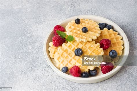 신선한 라즈베리와 블루베리를 콘크리트 배경에 깔고 골판지 와플 쿠키 공간을 복사합니다 Capital Region에 대한 스톡 사진 및 기타 이미지 Capital