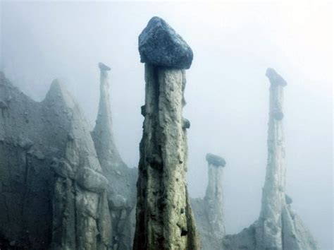 안개 속에 우뚝 솟은 환상적인 기둥 땅의 피라미드 알프스의 환상적인 풍경