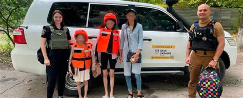 З Херсона евакуювали жінку з двома дітьми