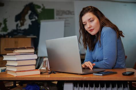 구식 도서관의 책상에서 온라인 학습을 위해 노트북을 사용하는 여성 성인 대학생에 대한 스톡 사진 및 기타 이미지 성인 대학생