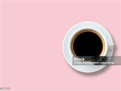 분홍색 파스텔 배경에 고립 된 흰색 컵에 블랙 커피의 상단보기 공간과 파스텔 개념을 복사합니다 갈색에 대한 스톡 사진 및 기타 이미지 Istock