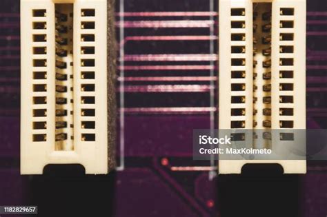 마더보드의 메모리 슬롯을 닫습니다 램 소켓 회로 기판의 커넥터 Cpu에 대한 스톡 사진 및 기타 이미지 Cpu Pci 카드 공학 Istock