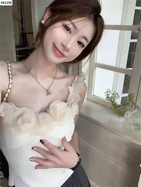 法式纯欲甜美花瓣上衣