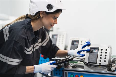 엔지니어 백인 여성은 수업에서 수리 팔 로봇과 전기 보드를 배우고 있다 35 39세에 대한 스톡 사진 및 기타 이미지 35 39세 건설 산업 공학 Istock