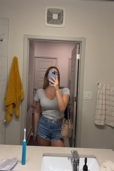 Feel Like Im Giving Off Mom Vibes Today Would I Be A Hot Milf R