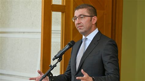 Мицкоски ја брани министерката со непријавено бугарско државјанство