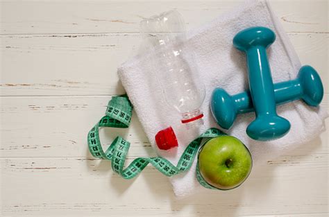 2 아령 병 물 녹색 사과와 고추 텍스트에 대 한 공간을 가진 백색 나무 배경에 센티미터 0명에 대한 스톡 사진 및 기타 이미지 Istock