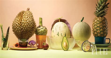 열대 과일과 테이블웨어가 놓인 정물화