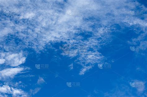 天空和建筑物的顶部是蓝色的。