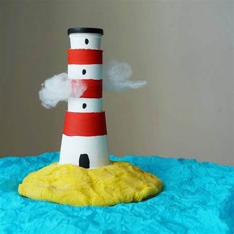 Маяк из бумажного стаканчика втулки и маленькой пластиковой баночки