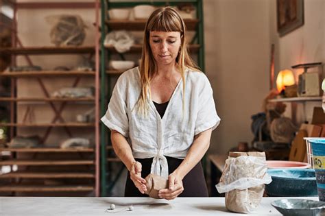 도자기 예술가 디자이너 또는 창조적 인 사람이 공장 스튜디오 또는 예술 수업에서 점토로 물건을 성형합니다 Ceramist 도공 또는 성인은 워크샵에서 손으로 그릇을 만들고