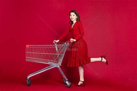 쇼핑 카트를 밀고 소녀 사진 무료 다운로드 Lovepik