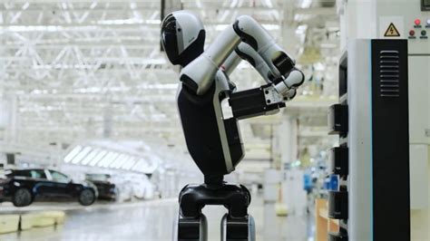 Ubtechs Next Gen Industrial Humanoid Replaces Its Own Battery For 24 7 Service Mike Kalil