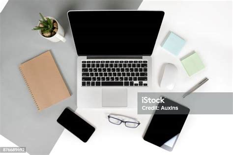 노트북 컴퓨터 노트북 디지털 태블릿 휴대 전화 연필 사무실 테이블의 평면 위치 사진 현대 2 톤 바탕에 안경 데스크톱 오피스 이랑 개념입니다 개념에 대한 스톡 사진 및 기타