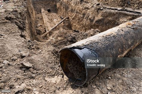 난방 시스템 지역 난방 파이프 네트워크 도시의 물 공급 또는 하수도의 수리 및 교체 주요 파이프 라인 오래된 파이프를 제거하고 땅에 구멍에 새로운 것들로 교체 하수관에 대한