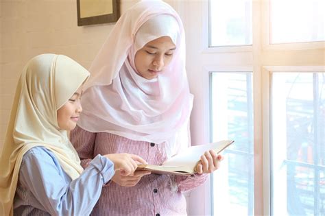 이슬람 교육 개념 가정에서 책을 읽고 두 이슬람 젊은 여자 가족에 대한 스톡 사진 및 기타 이미지 가족 공부 교육 Istock