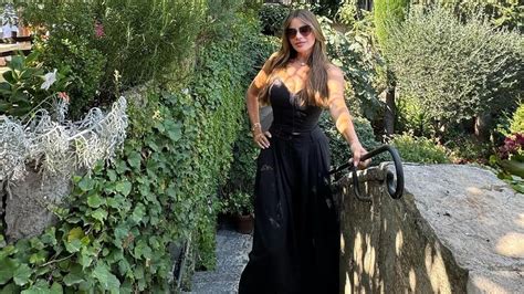 Sofía Vergara Luce Espectacular Con Tenis Blancos Y Maxifalda En