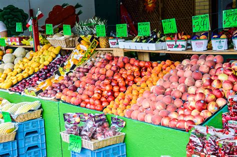 천도 복숭아와 장 탈 론 농민 시장에서 프랑스어에서 간판과 과일 스탠드에 생산 0명에 대한 스톡 사진 및 기타 이미지 0명 가격 건강한 생활방식 Istock