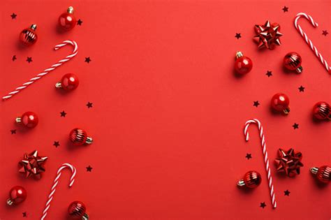 빨간 배경에 Baubles 장식 사탕 지팡이 색종이로 만든 크리스마스 프레임 테두리 플랫 레이 상단 보기 복사 공간이 있는 Xmas 배너 모형 저녁 무도회에 대한 스톡 사진
