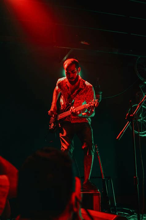 무대에서 기타를 연주하는 사람 사진 Unsplash의 무료 기타 이미지