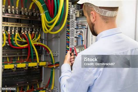 전기 엔지니어 산업 유통 Fuseboard 고전압 전기 전력선의 검사 케이블 연결 작업 멀티 미터와 서비스 남자 건설업자에 대한