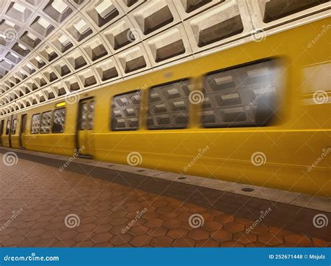 穿过城市地铁站的黄色火车 库存照片 图片 包括有 公共 通过 这个 奶蛋烘饼 部分 岗位 功能 252671448