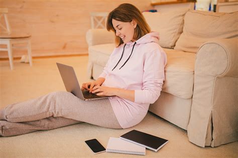 젊은 여성 프리랜서는 아늑한 목조 주택에서 노트북을 사용하여 온라인으로 작업합니다 재택근무 25 29세에 대한 스톡 사진 및 기타 이미지 Istock