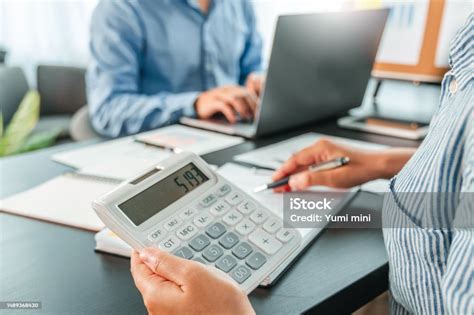 새로운 스타트업 프로젝트 계획 재무 및 경제 그래프와 함께 성공적인 팀워크로 전략 기획을 위한 비즈니스 팀 회의 25 29세에 대한 스톡 사진 및 기타 이미지 Istock