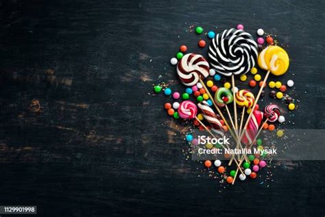 색된 사탕과 막대 사탕의 배경입니다 과자입니다 에 검은 배경 최고의 볼 수 있습니다 무료 공간을 복사합니다 0명에 대한 스톡 사진 및 기타 이미지 Istock