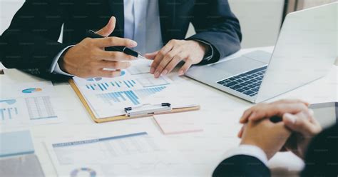 코워킹 팀 회의 사무실에서 새로운 프로젝트를 진행하는 젊은 비즈니스 스타트업 크루 현대 스마트 폰 문서를 사용합니다 사진 Unsplash의 율 이미지