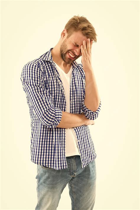 Голова загружена проблемами мужское здравоохранение мигрень молодой человек в клетчатой рубашке