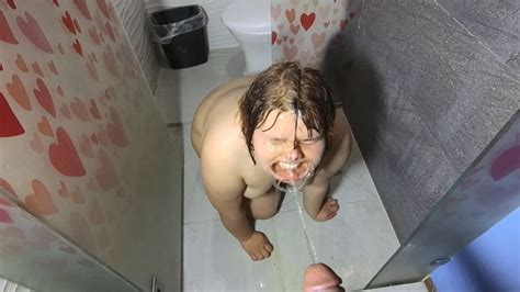 그녀의 얼굴에 오줌을 싸고 그녀의 얼굴에 침을 뱉고 그녀의 이빨에 사정해 xHamster