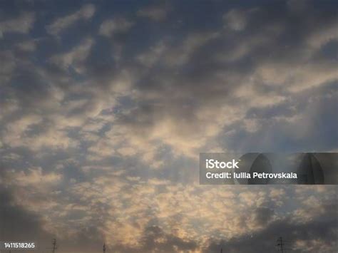 저녁 하늘에 구름 태양 광선이 구름을 관통합니다 하늘과 구름의 파란색 노란색 및 주황색 아름다운 풍경 해가 지는 것 0명에 대한 스톡 사진 및 기타 이미지 Istock