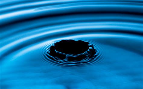 매크로 물 방울 블루 스플래시 물방울 유리 방울 튀김 스프레이 물 에서 추상적인 모양 여러 가지 빛깔의 물 방울 0명에 대한