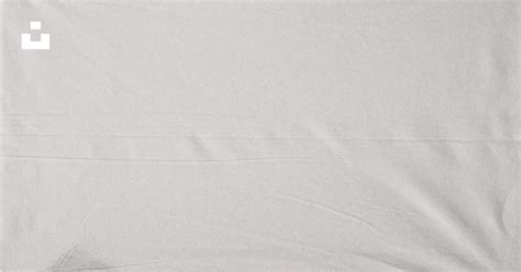 침대에 누워 있는 사람의 흑백 사진 사진 Unsplash의 무료 회색 이미지