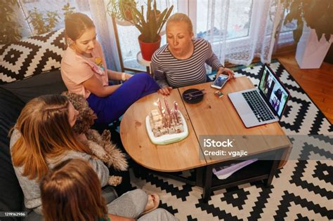 십대 소녀 를 축하 하는 그녀의 18 번째 생일 와 가족 에 고립 과 채팅 와 친구 온라인 12 13세에 대한 스톡 사진 및 기타 이미지 12 13세 18 19세